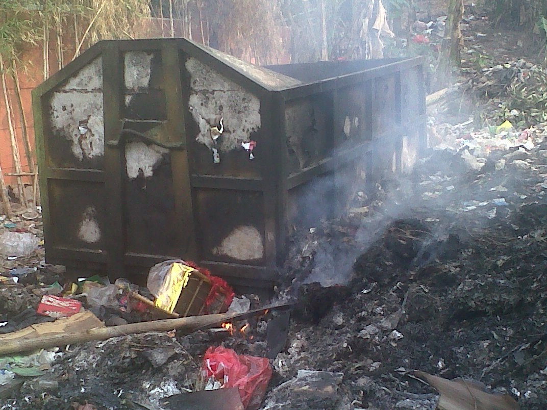 Warga Tangsel Ngamuk, Tempat Sampah Dibakar