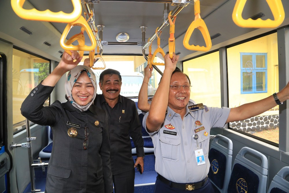 Bus P21 Ciputat- Blok M Resmi Beroperasi