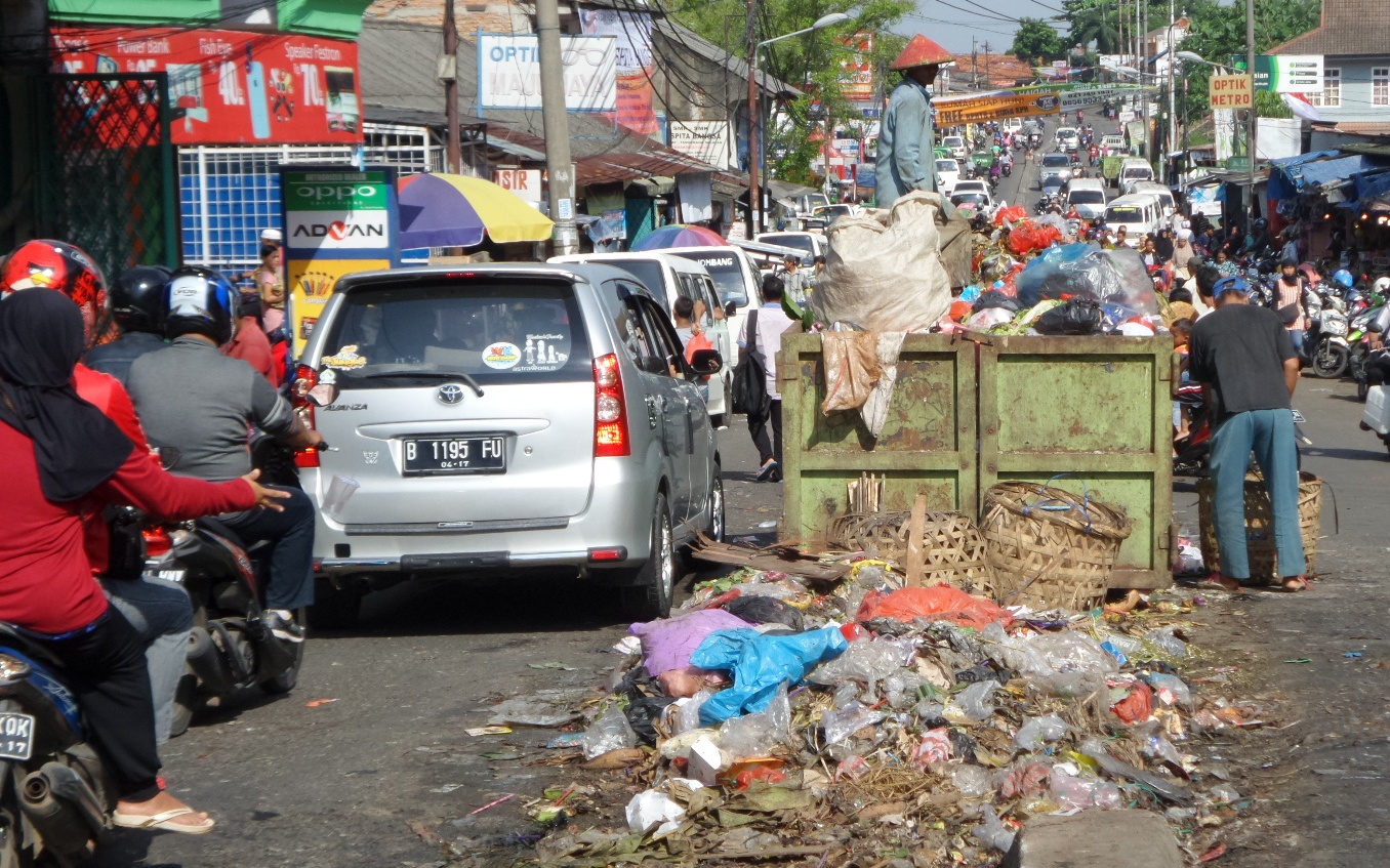 Tumpukan Sampah & Macet di Tangsel