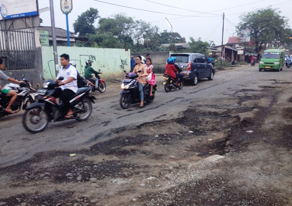 Lubang Besar di Ruas Jalan Raya PLP Curug Jadi Biang Kecelakaan
