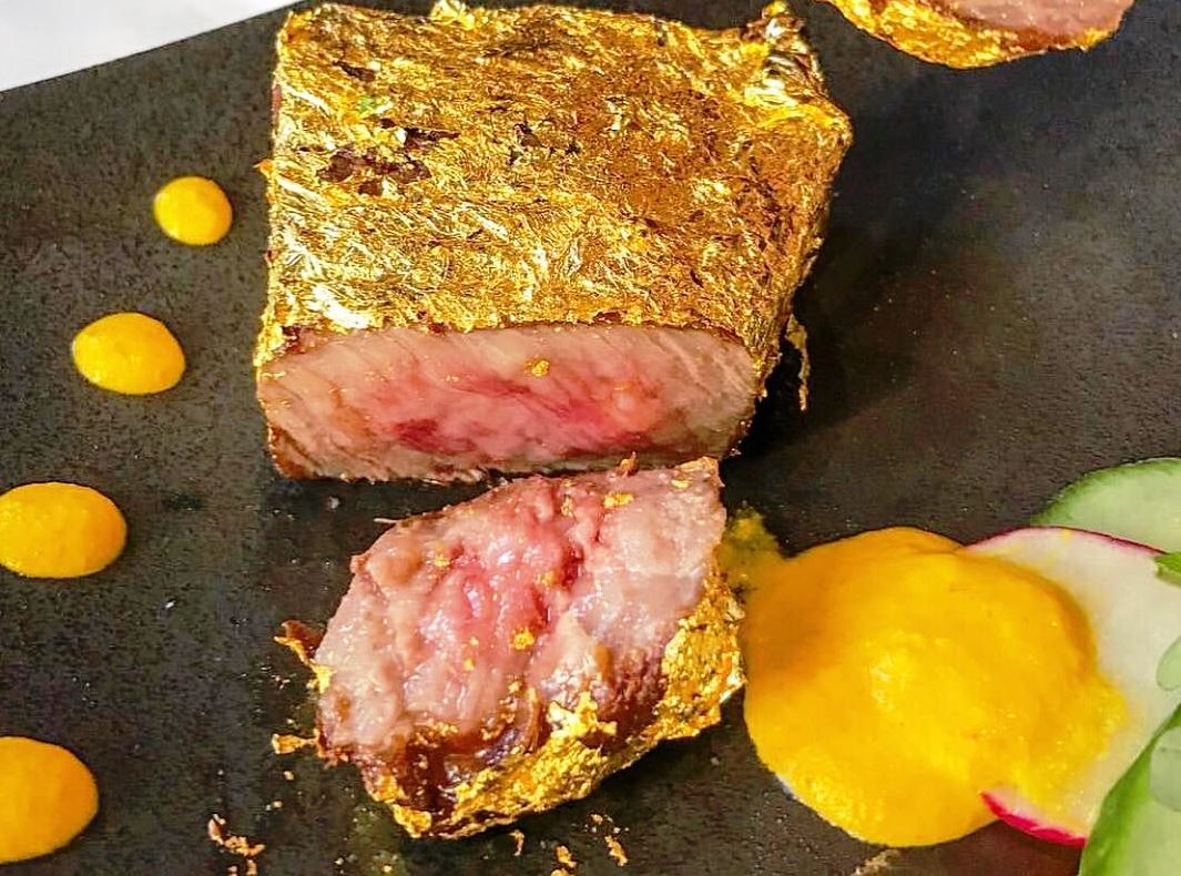 Ini Dia Makanan Sultan, Steak Berlapis Emas Seharga Rp5,8 Juta