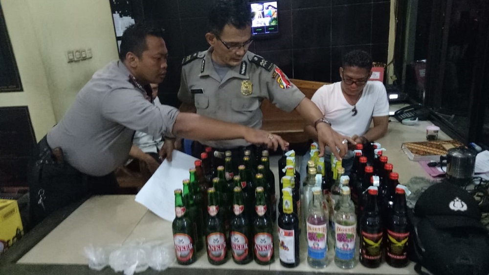 Jelang Nataru, Polisi Amankan Puluhan Botol Miras di Karawaci