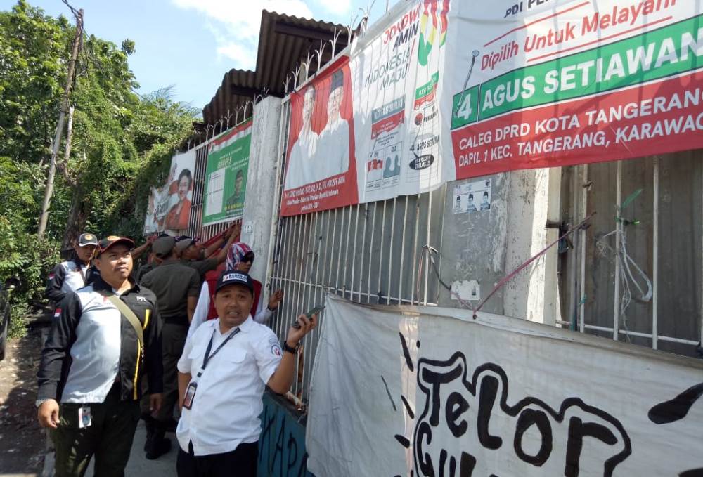 Bawaslu Kota Tangerang Copot Ribuan APK Caleg Bawaslu Kota Tangerang Copot Ribuan APK Caleg