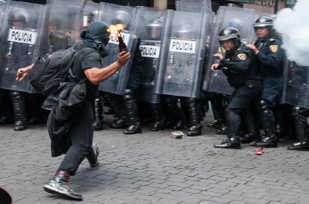 Ribuan Personel Polisi Disiagakan Kawal Demo Darurat Indonesia di ...