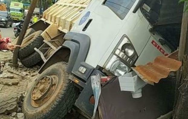 Gara-gara Ngantuk, Sopir Truk Bikin Rumah Warga Hancur di Benda
