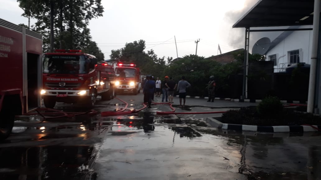 Kebakaran Hebat Melanda Pabrik Busa di Tangerang
