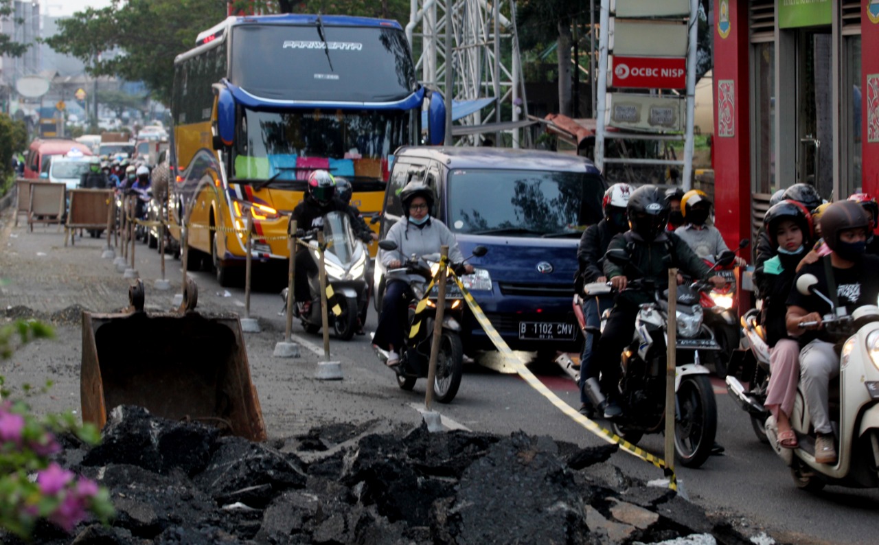 Perbaikan Jalan Raya Merdeka Tangerang Sebabkan Macet Luar Biasa