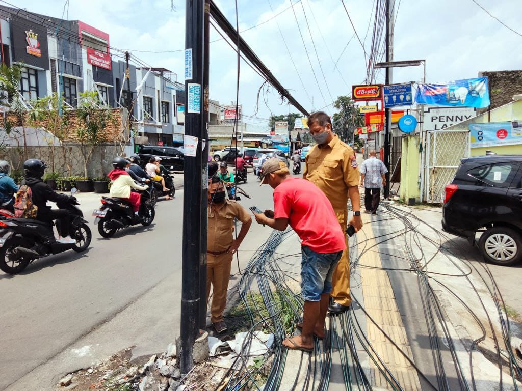 Resahkan Masyarakat, Tiang & Kabel Semrawut Milik Provider Internet di ...