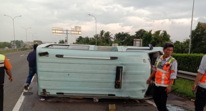Angkot Mikrolet Terbalik di Tol Tangerang-Merak, Delapan Luka-luka