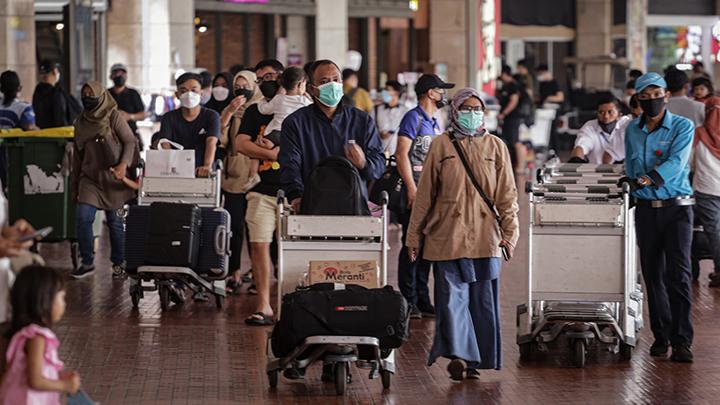 12 Penerbangan lnternasional Mendarat Berdekatan, Antrean Penumpang di ... 12 Penerbangan lnternasional Mendarat Berdekatan, Antrean Penumpang di ...
