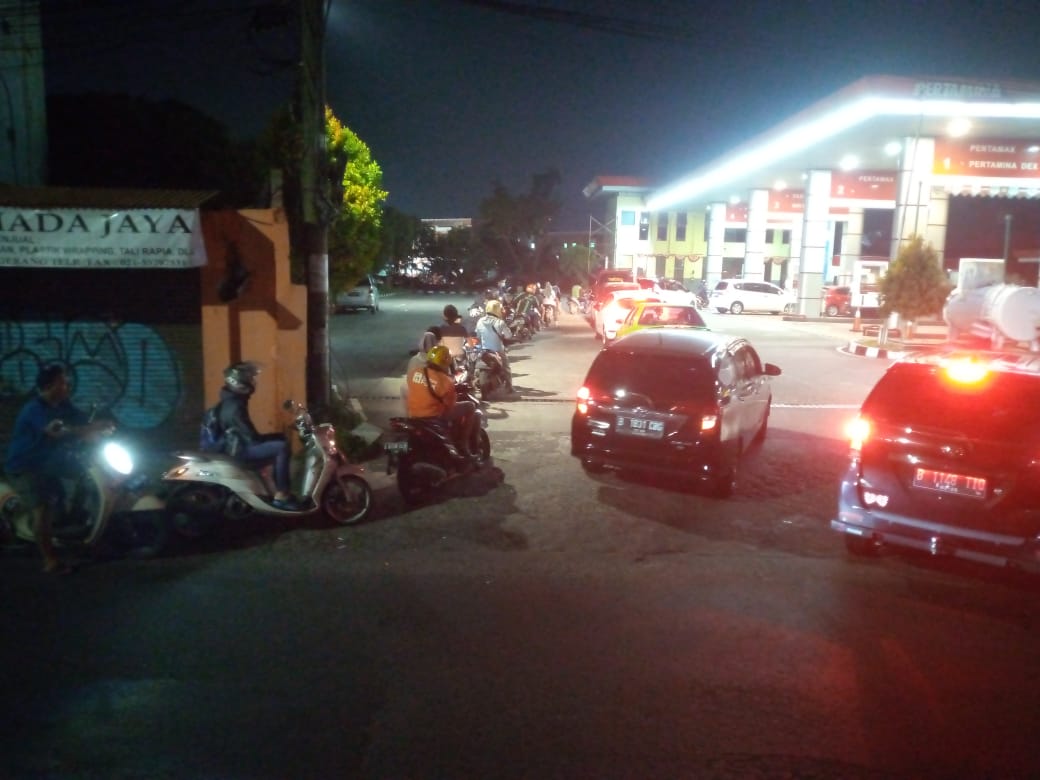 Jelang Kenaikan Harga Pertalite, SPBU di Tangerang Penuh Antrean