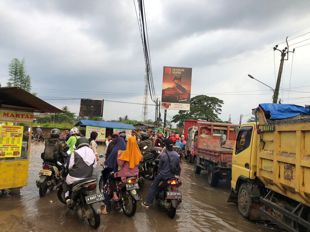 Macet 2 Km di Jalan Raya Cisoka-Tigaraksa Tangerang Dampak Banjir
