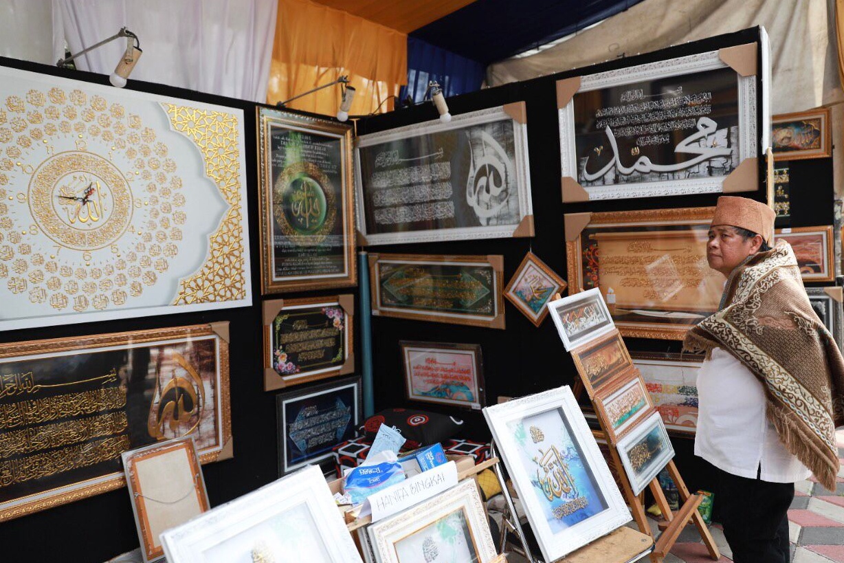 Kaligrafi Karya Sejumlah Seniman Dipamerkan Festival Al-Azhom, Mulai dari Rp50 Ribu