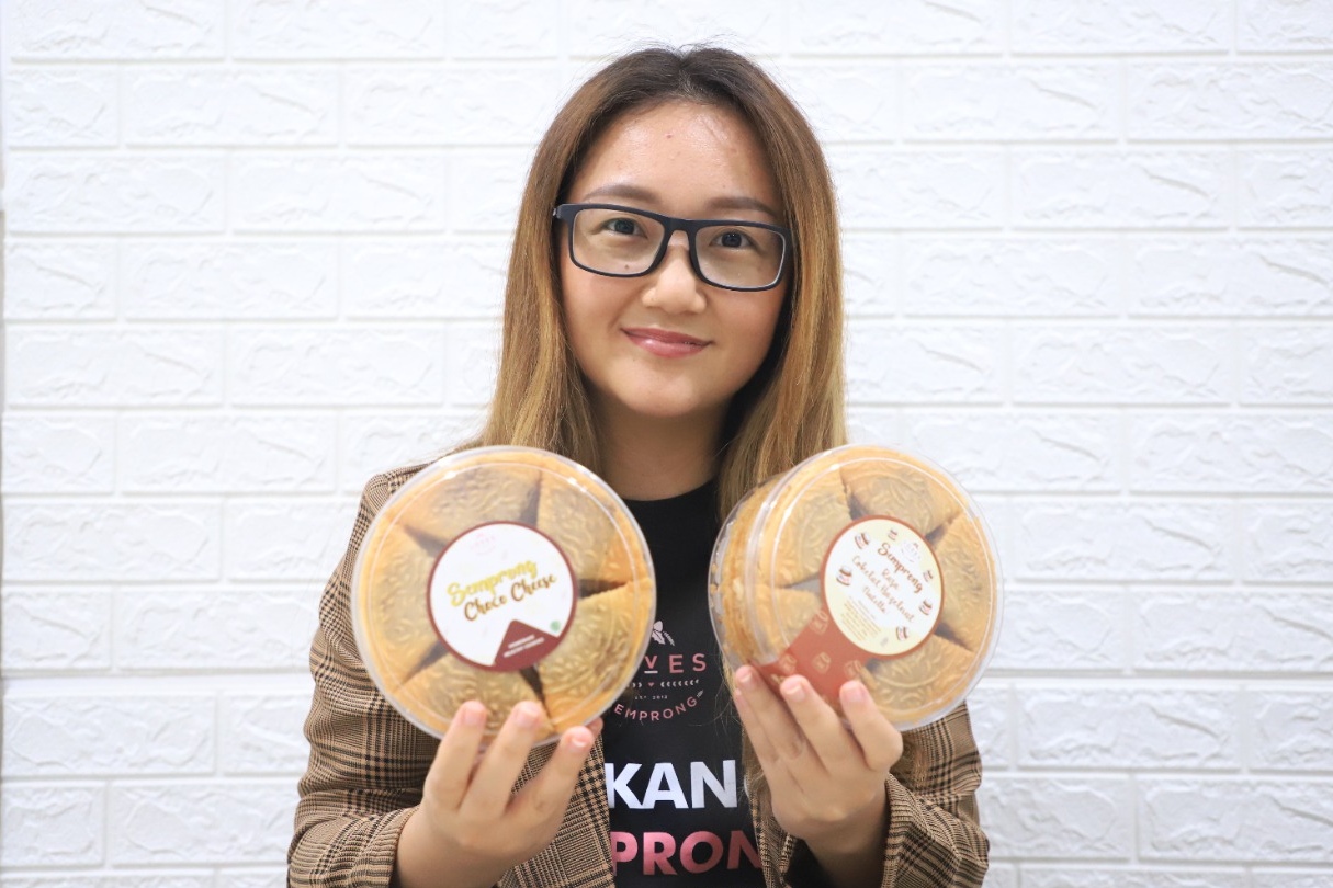 Modal Resep Nenek, Love Semprong Tangerang jadi Pelopor Kue Semprong ...