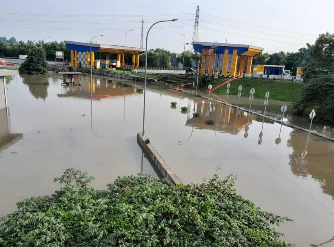 Banjir, Exit Tol Bitung dari Arah Karawaci Tangerang Ditutup