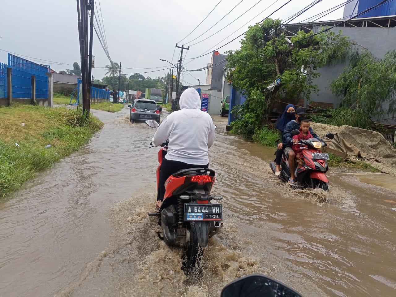 Hujan Sebentar, Jalan Raya Korelet Panongan Tangerang Terendam Banjir