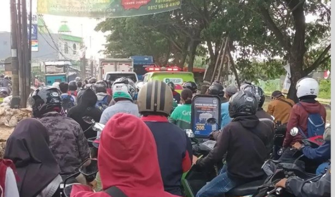 Pemotor Protes Proyek Galian Pipa di Jalan Raya Cadas Kukun Bikin Macet ...