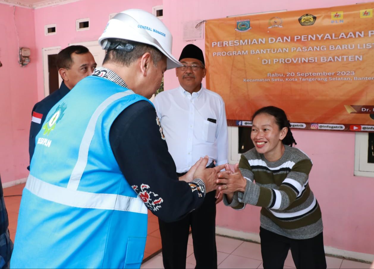 Warga Tidak Mampu di Tangsel dapat Sambungan Listrik Gratis dari PLN