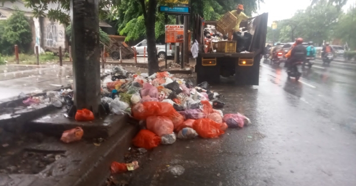 Diguyur Hujan Seharian, Sampah-sampah di Jalan Kota Tangerang Mulai Menumpuk