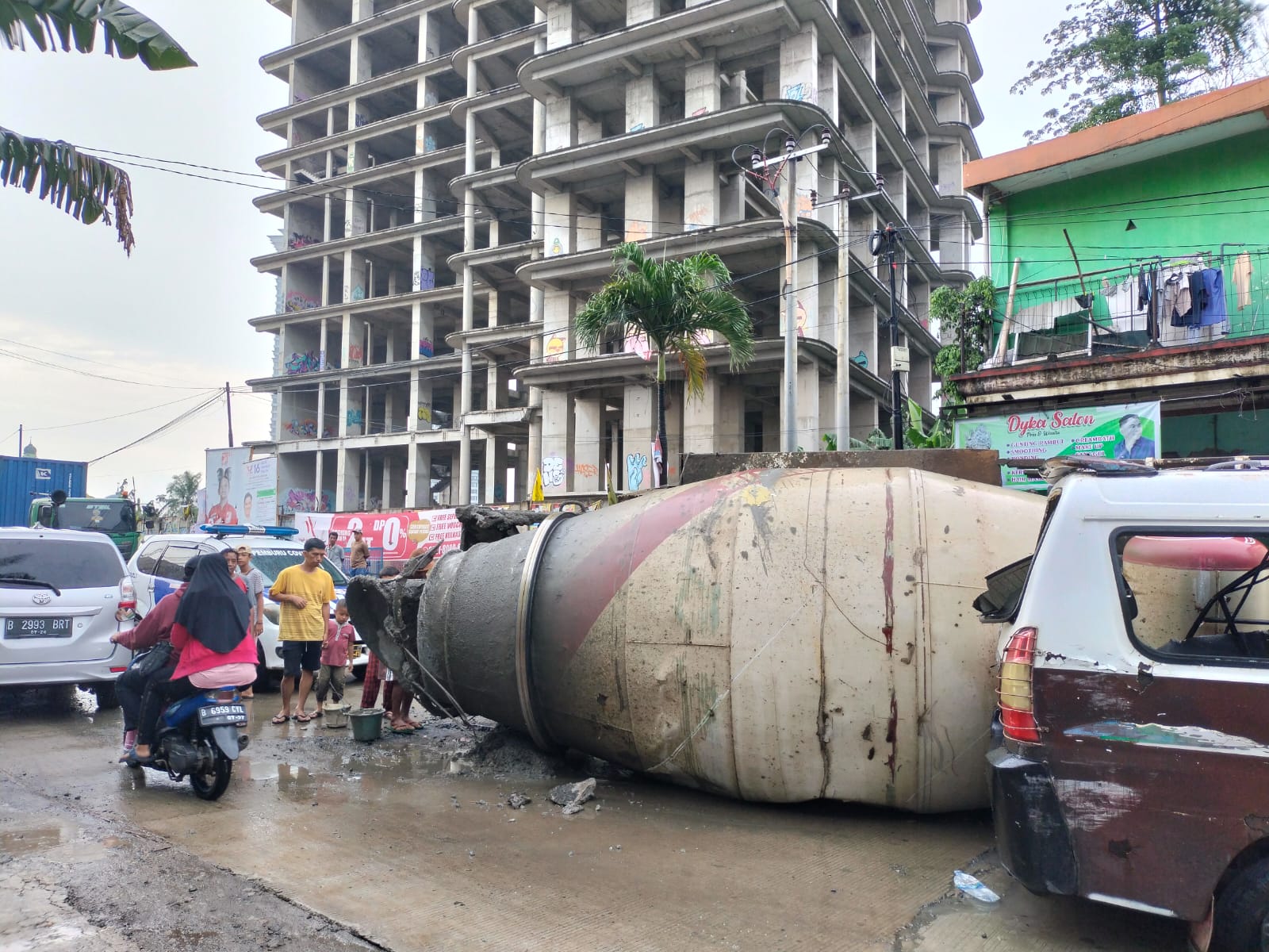 Hindari Jalan Raya Legok-Karawaci Tangerang, Truk Molen Terguling Bikin ...