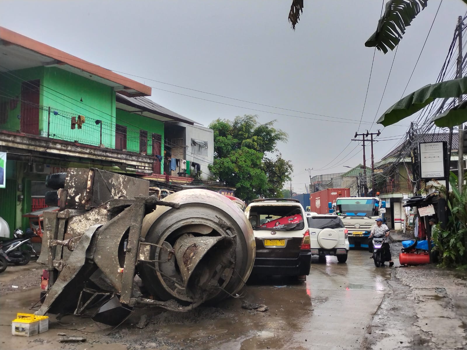 Diduga Rem Blong, Truk Molen Terguling Timpa Angkot di Jalan Raya Legok ...