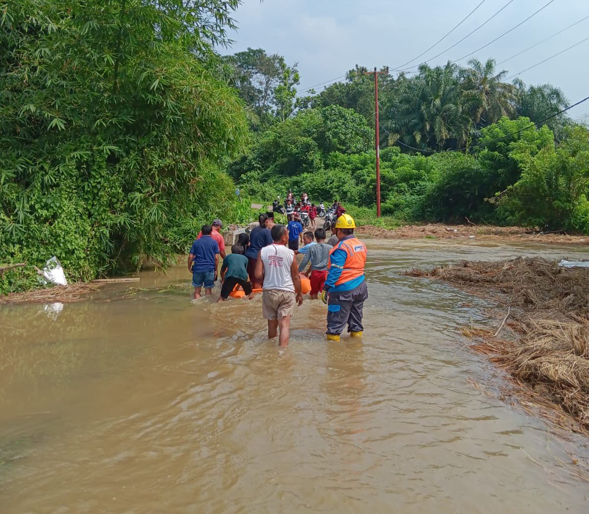 Banjir Luapan Kali Cibeureum, PLN Matikan Sementara Aliran Listrik di ...