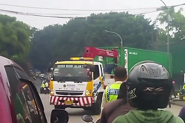 Truk Kontainer Tabrak 2 Pemotor di Bitung Tangerang, Korban Luka-luka