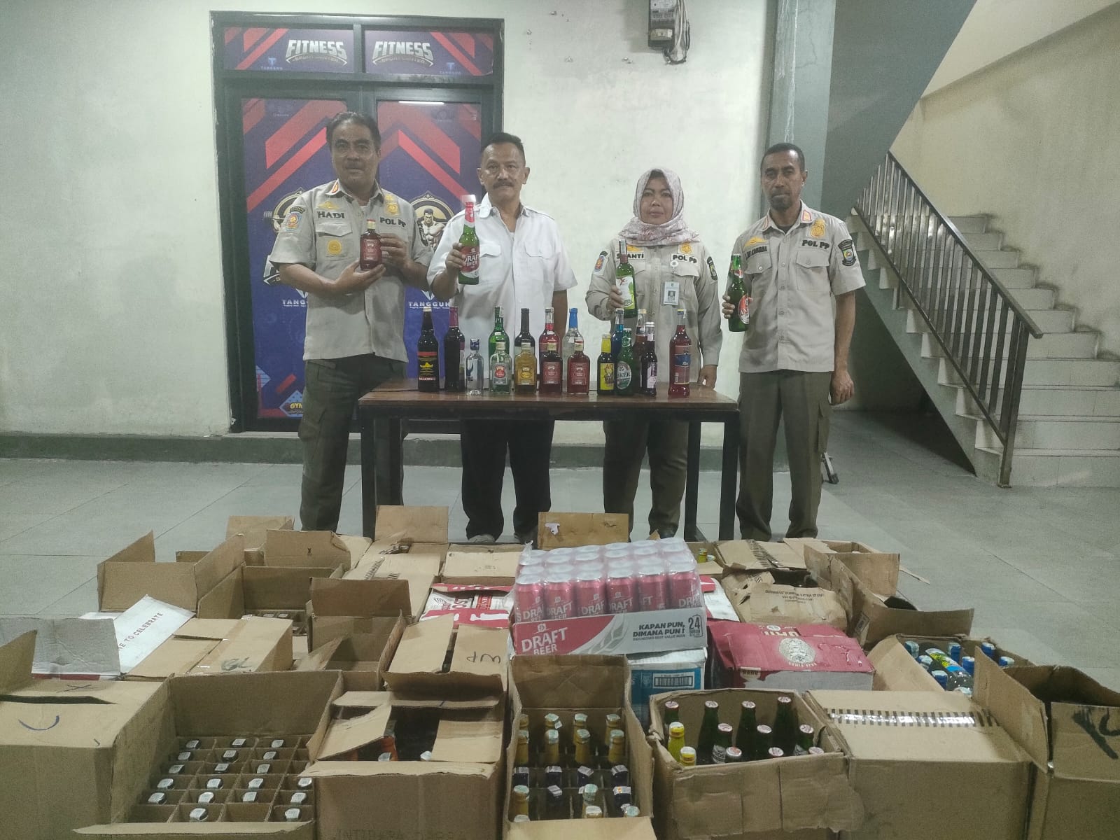 519 Botol Miras Disita Satpol PP dari Rumah Makan di Pinang Tangerang