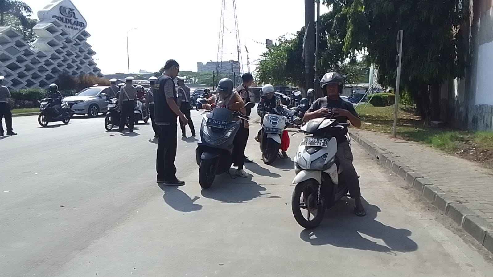 Razia Samsat Cikokol Jaring Puluhan Kendaraan di Palem Semi Tangerang