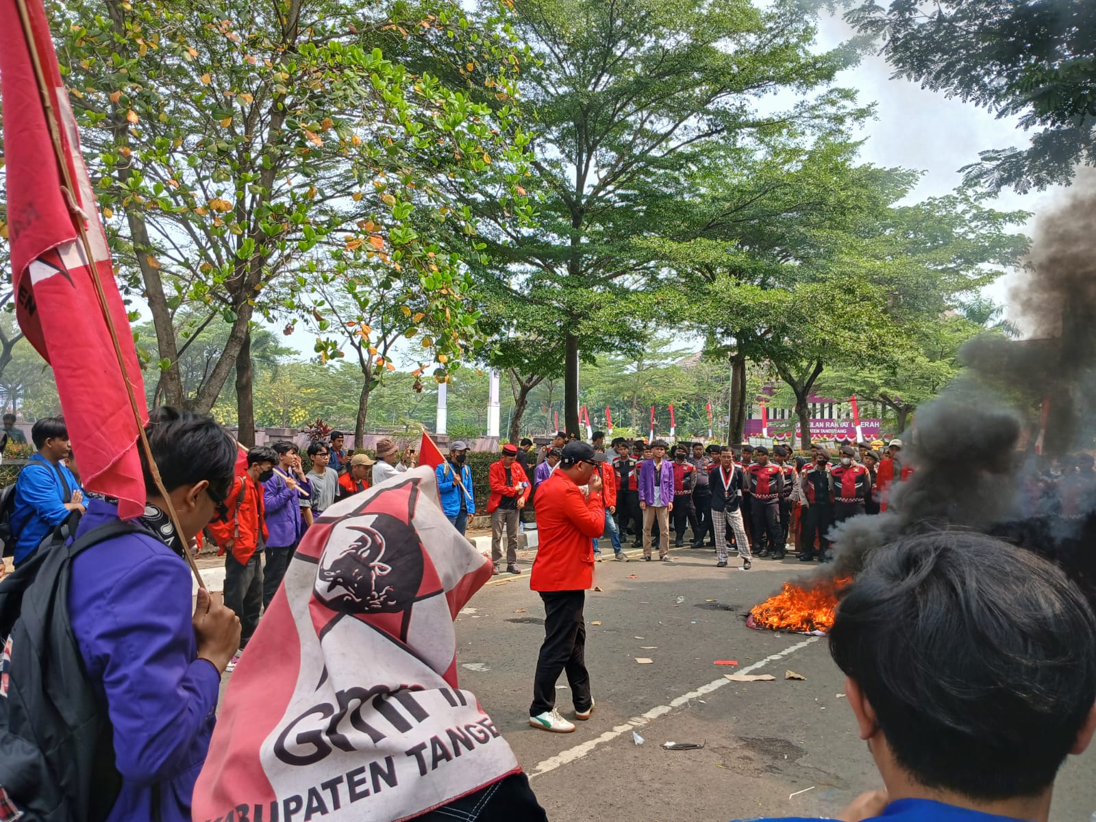 Mahasiswa Demo Pelantikan Anggota DPRD Kabupaten Tangerang, Tuntut Kawal Putusan MK