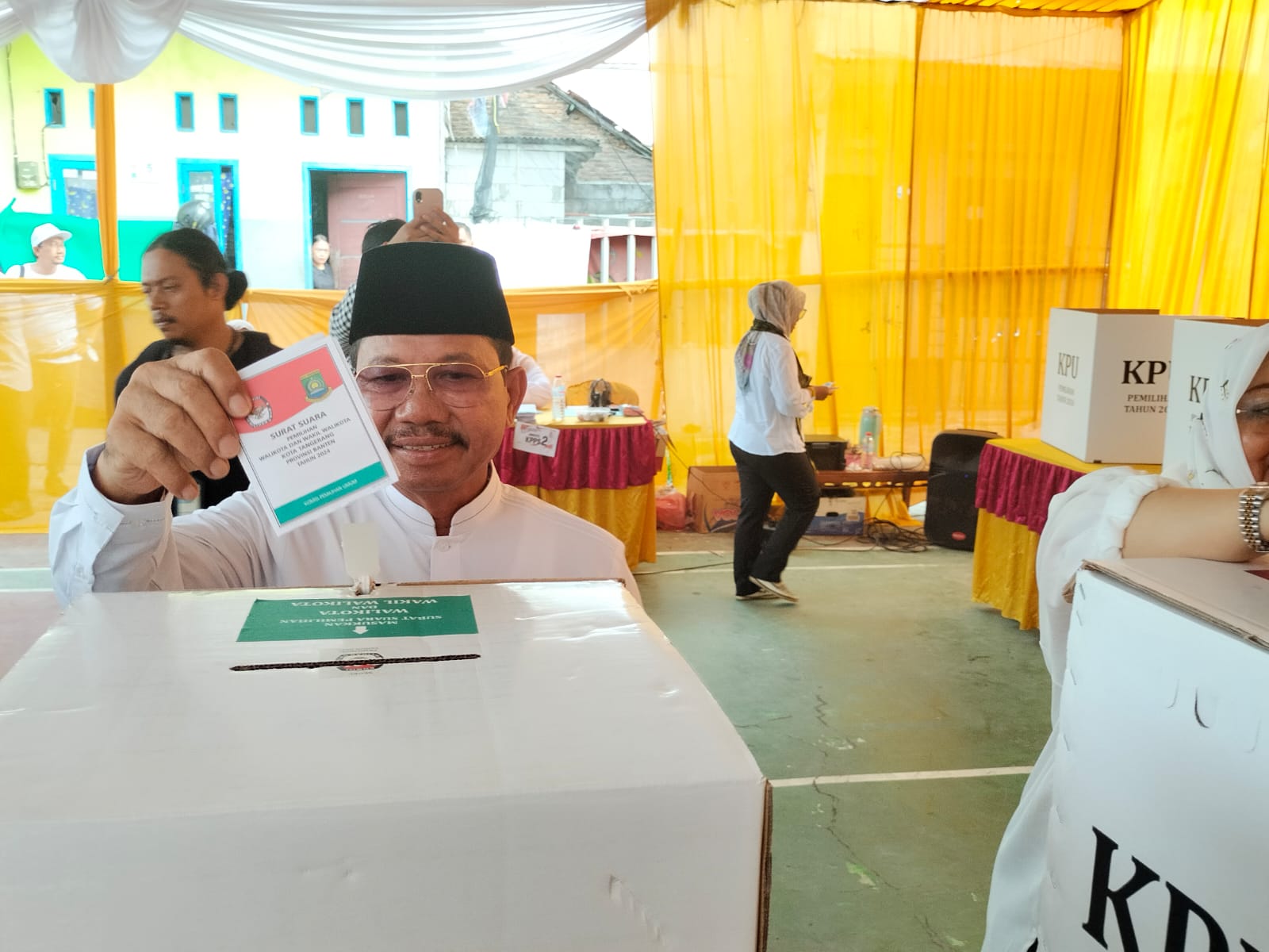 Didampingi Keluarga, Sachrudin Nyoblos di TPS 18 Poris Plawad