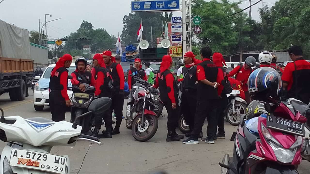 Ratusan Buruh Tangerang Demo ke Pemprov Banten Tuntut Sahkan Kenaikan ... Ratusan Buruh Tangerang Demo ke Pemprov Banten Tuntut Sahkan Kenaikan ...