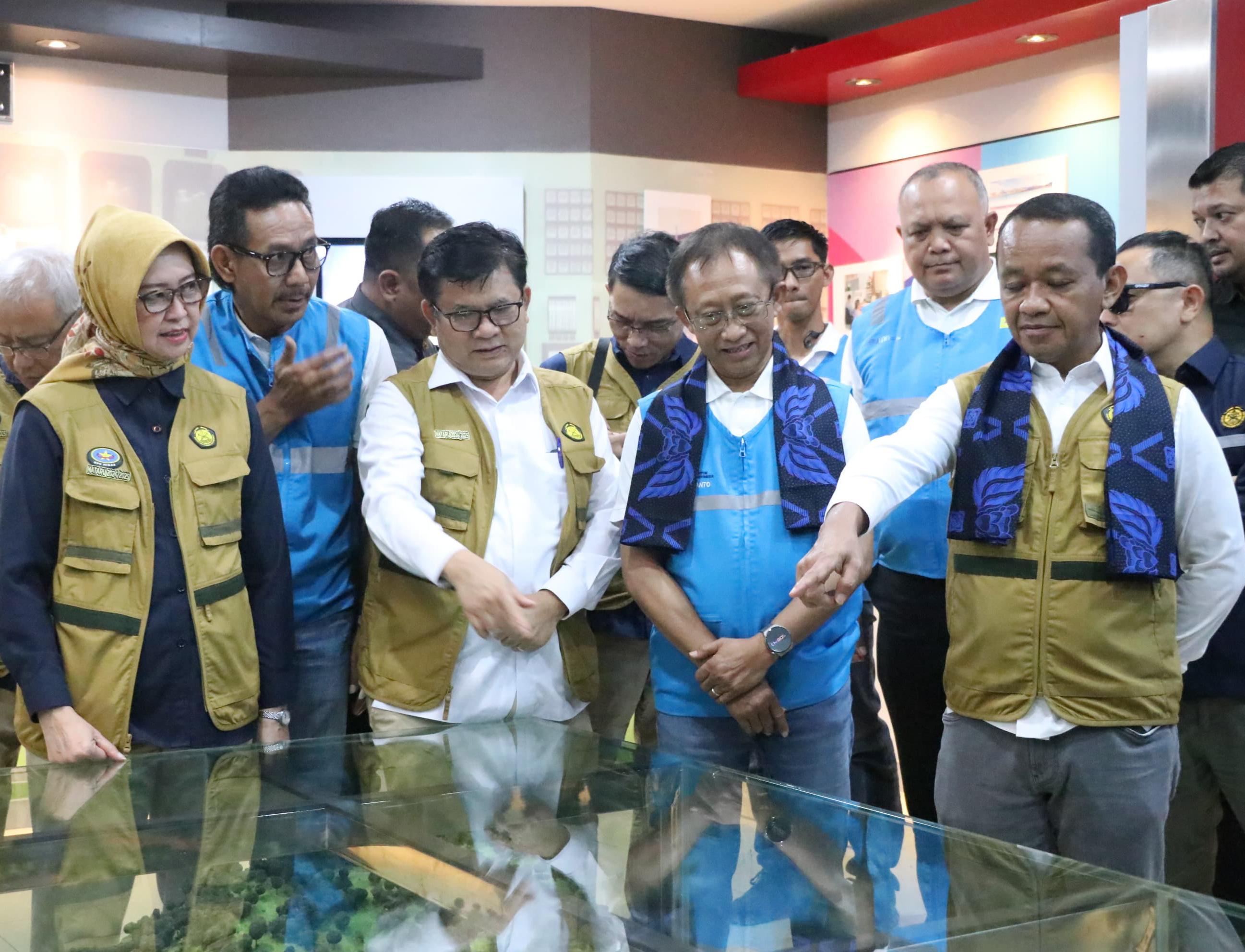 Kunjungi PLN Banten, Bahlil Jamin Pasokan Listrik Aman untuk Natal dan ...