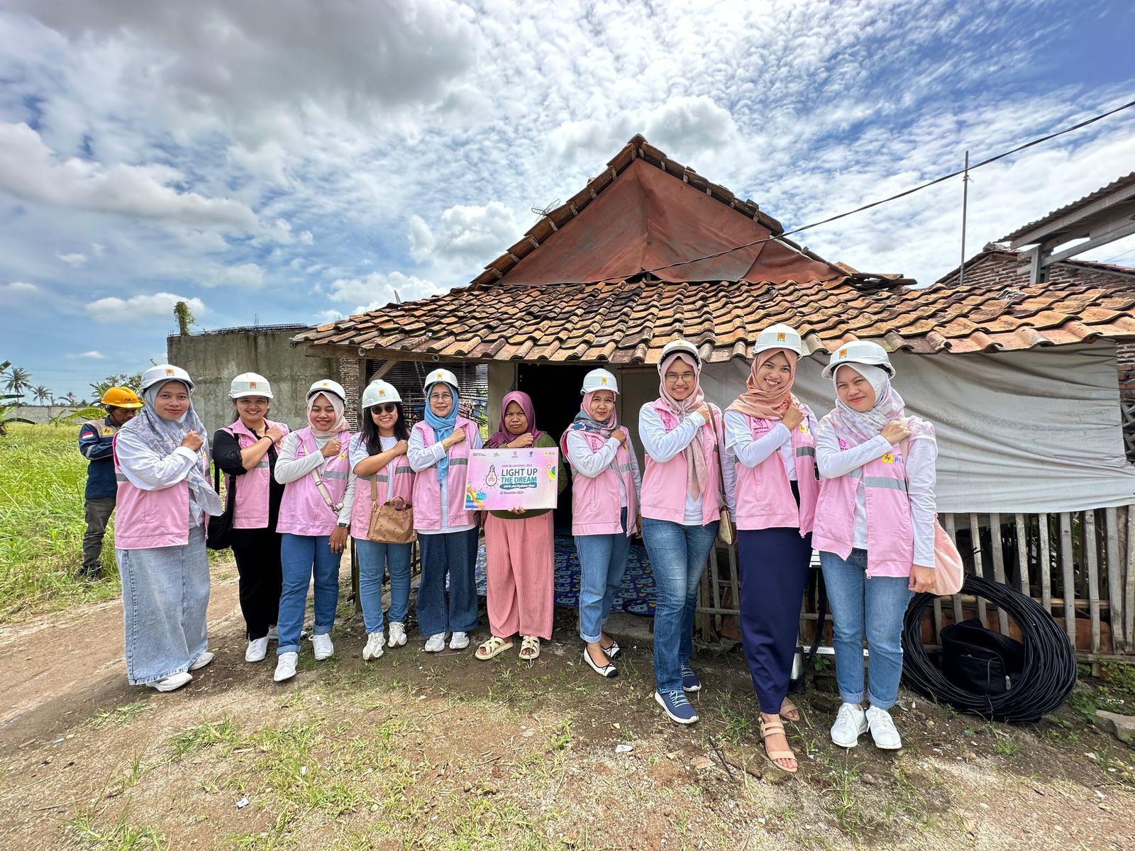 PLN UID Banten Wujudkan Harapan di Hari Ibu Melalui Program Light Up ...