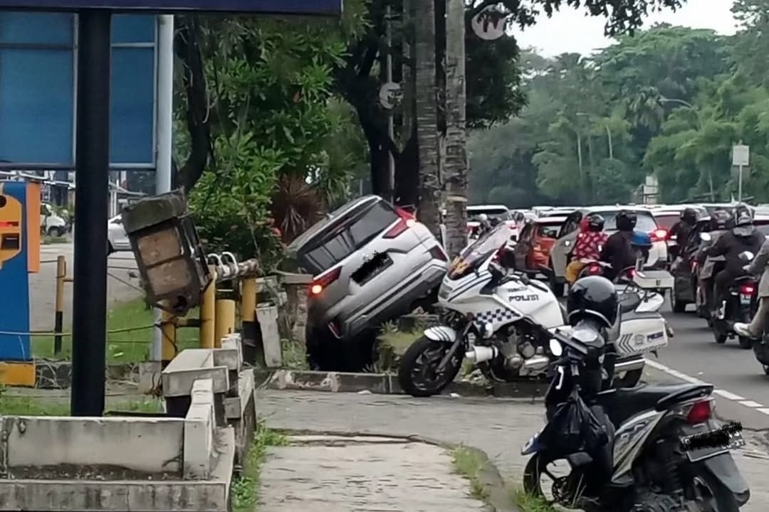 Hilang Kendali, Mobil MPV Tabrak Pagar Ruko Sampai Roboh di Jalan Raya Serpong