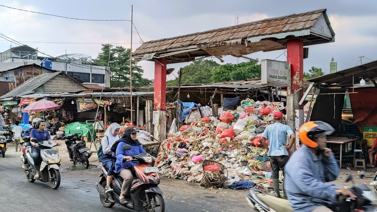 Sampah Menggunung di TPS Pasar Ciputat, Pedagang Keluhkan Bau dan Belatung