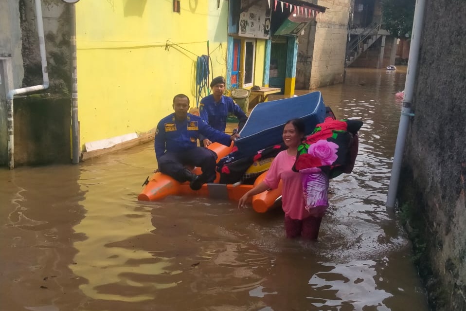 Kali Angke Meluap, Puluhan Warga Candulan Tangerang Mengungsi