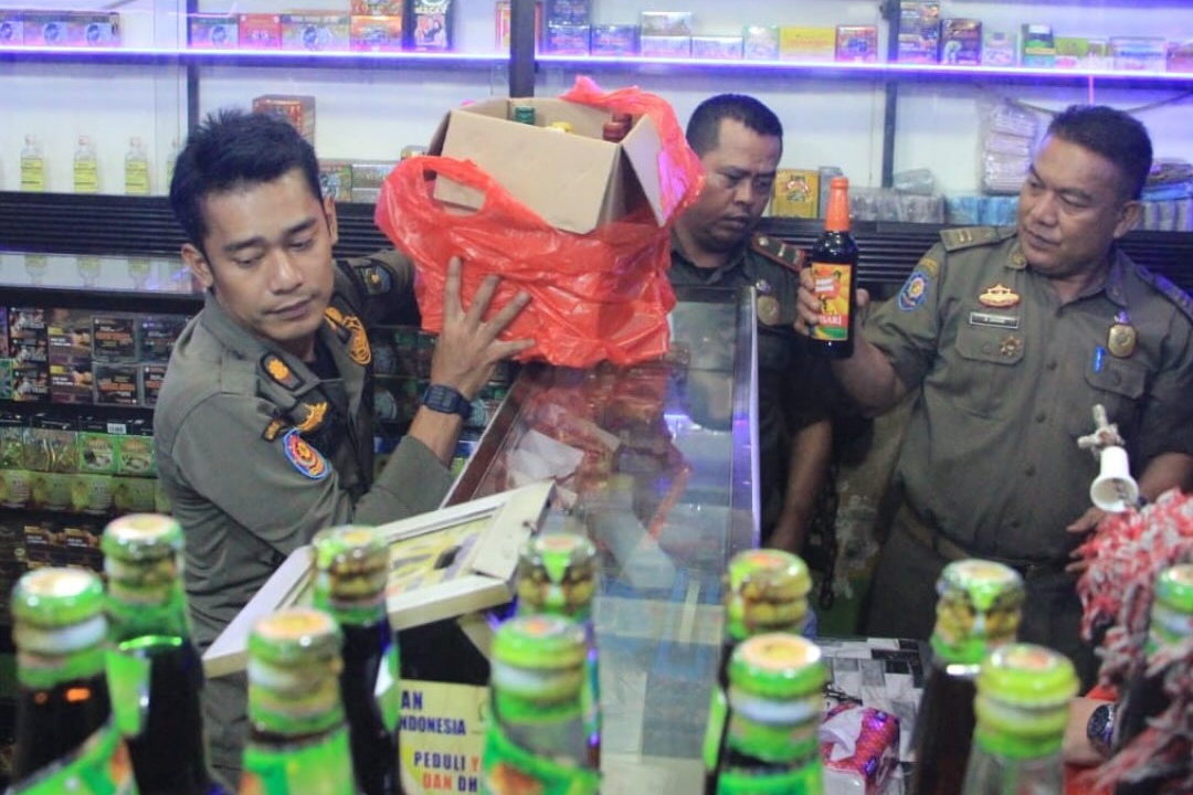 Jelang Perayaan HUT RI, Satpol PP Kota Tangerang Angkut 181 Botol Miras dari Warung Jamu