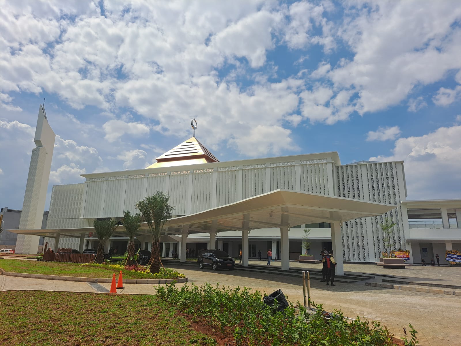 Masjid Raya Baitul Mukhtar BSD City Gabungkan Desain Geometris Islam ...