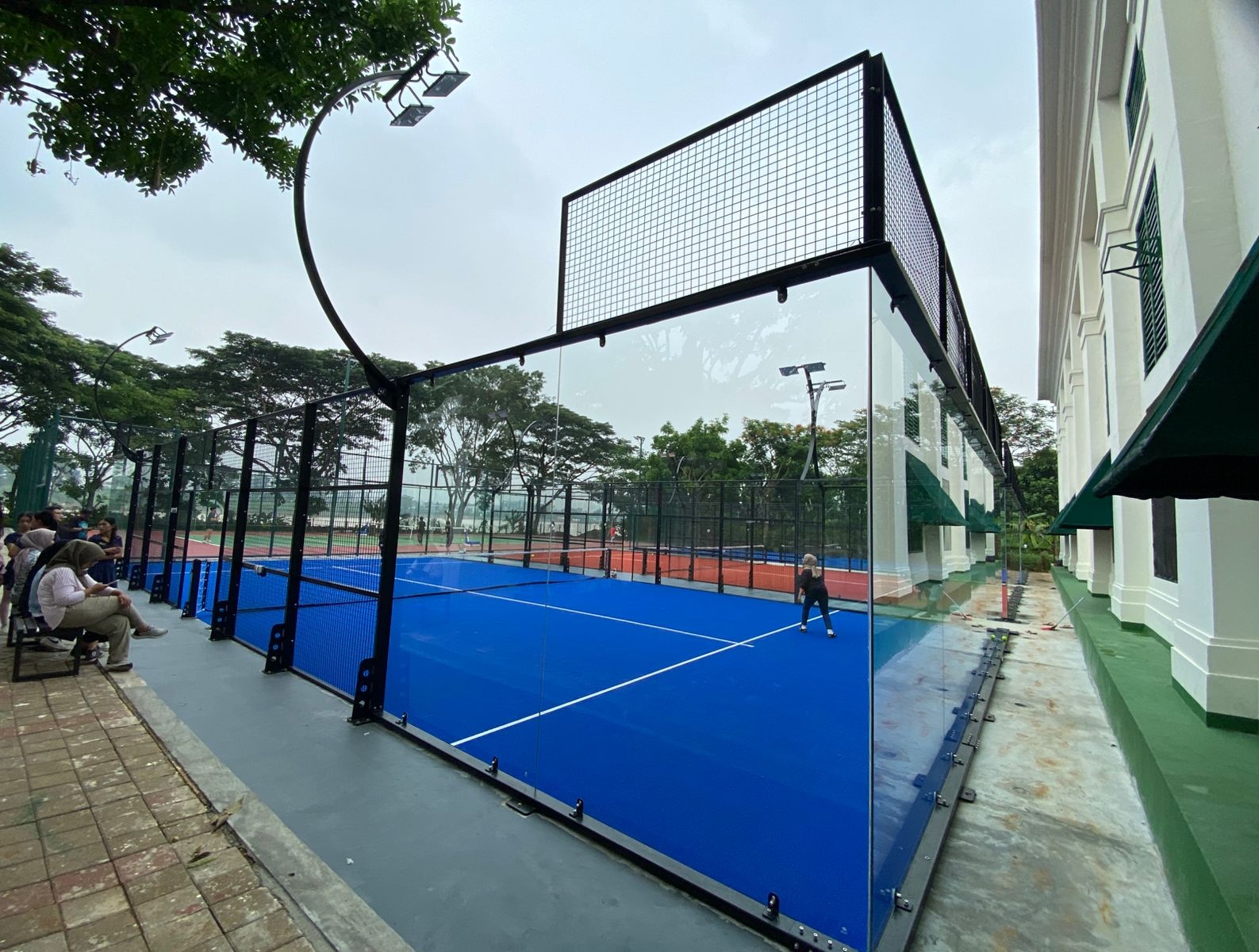 The Springs Club Buka 3 Lapangan Padel Berkonsep Outdoor di Tepi Danau ...
