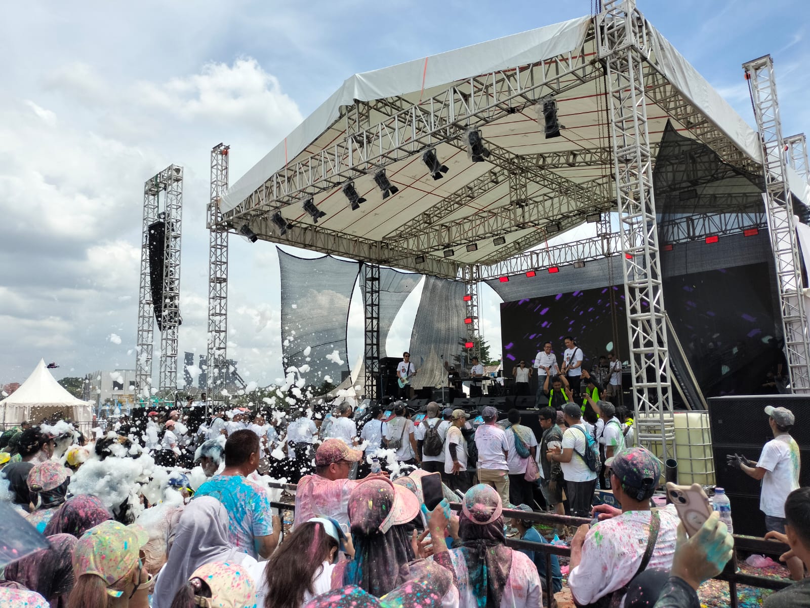 Ribuan Peserta Paramount Color Walk 2025 Nostalgia Bareng Ari Lasso